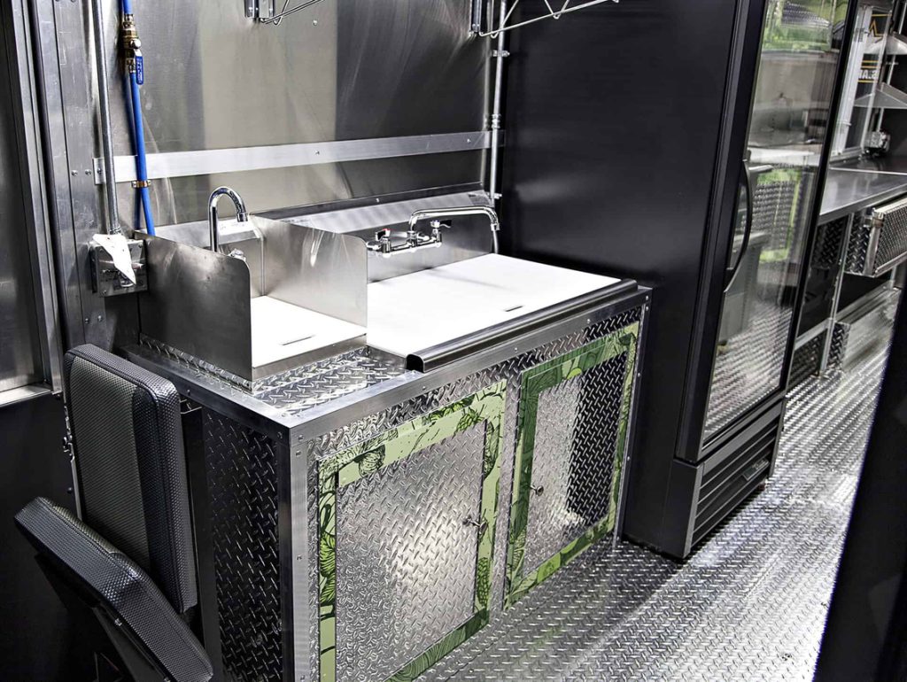 US Army Be Strong Food Truck - Cruising Kitchens